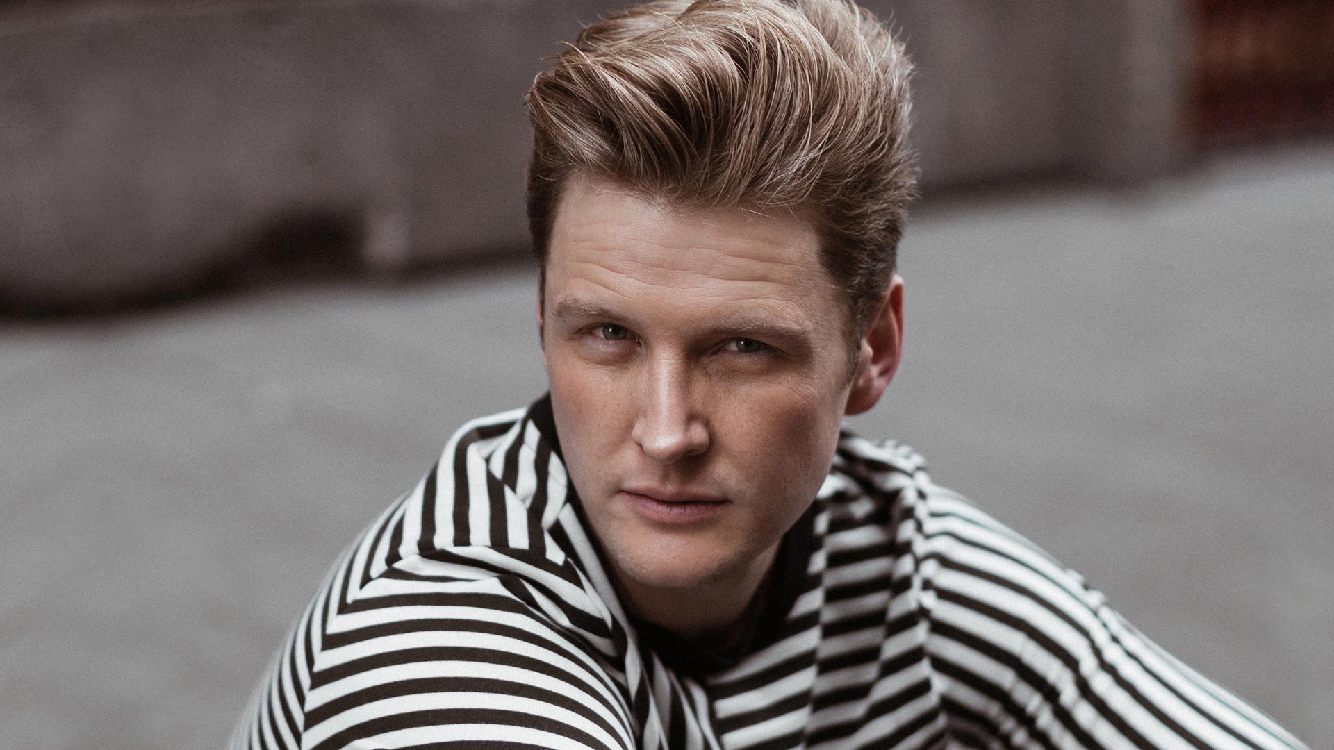 Alexander Acha • Biografía